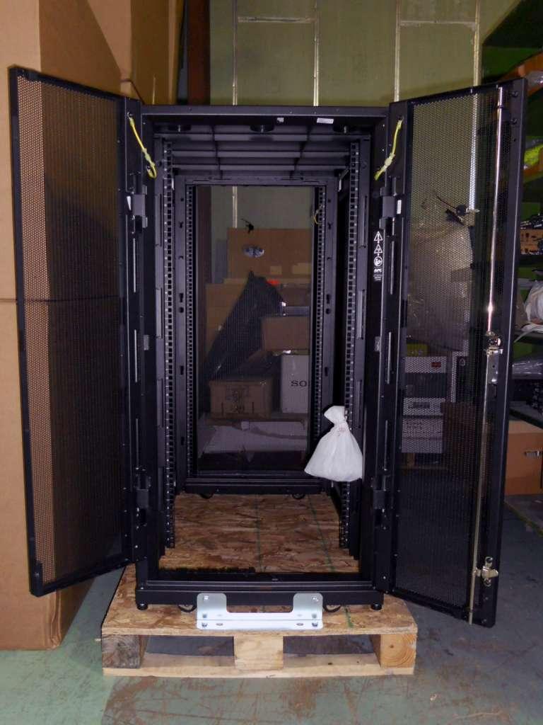 APC AR3104 24U Server Rack Cabinet Enclosure 22U Data Dell Servers ... APC AR3104 24U Server Rack Cabinet Enclosure 22U Data Dell Servers ...