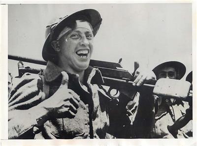 WWII Smiling British Soldier Gives Thumbs-Up after Evacuation from ...