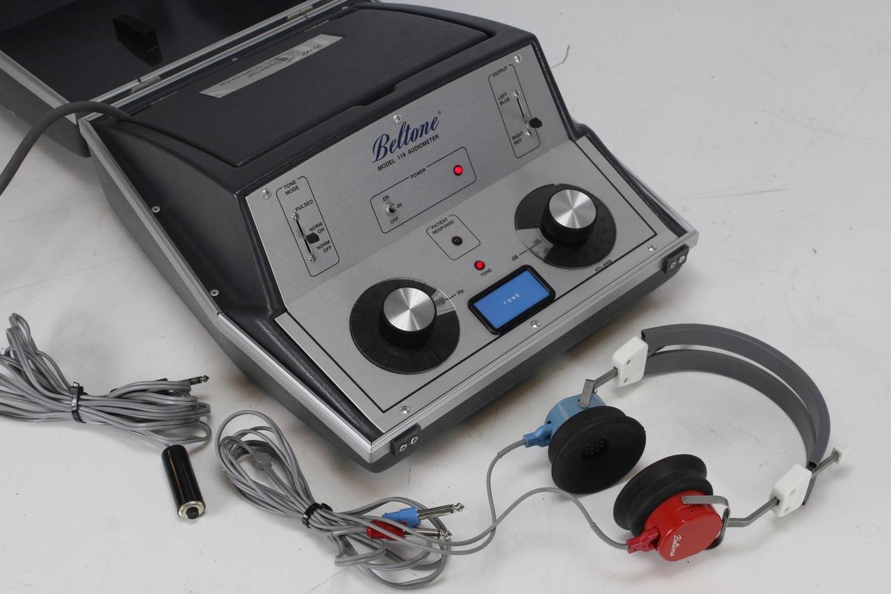 Beltone Model 119 Portable Audiometer w/ Headphones, Patient Button ...