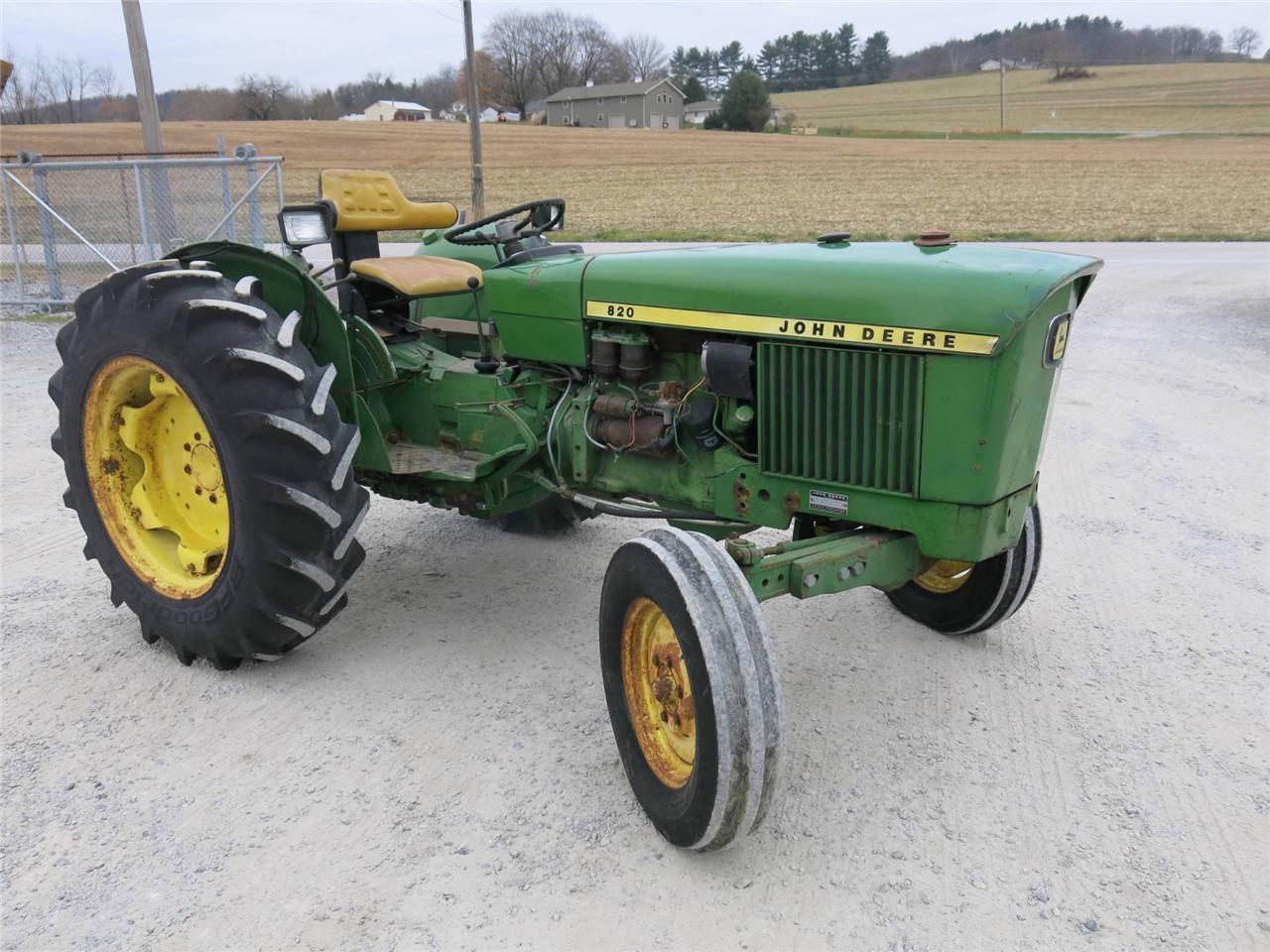 John Deere 820 Tractor - www.inf-inet.com