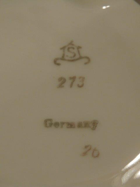 Does anyone recognize this German porcelain mark on this covered box ... Does anyone recognize this German porcelain mark on this covered box ...