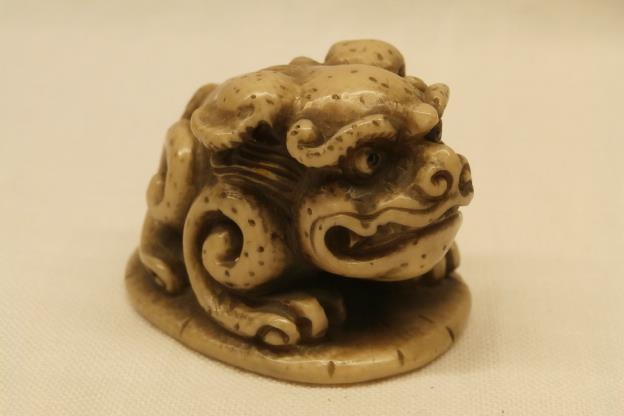 Foo Dog Netsuke - Material? Need help with mark on bottom please ...