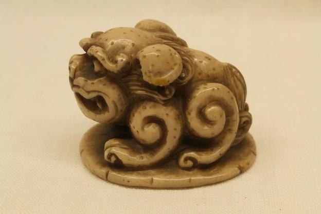 Foo Dog Netsuke - Material? Need help with mark on bottom please ...