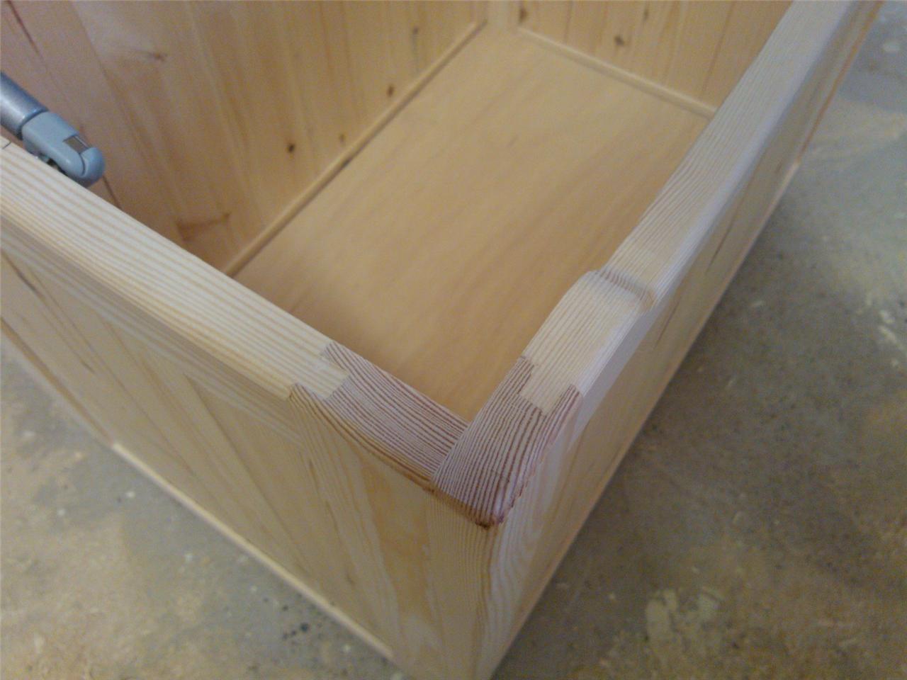 BEAUTIFUL HAND CRAFTED PINE WOODEN TOY BOX WITH COLOURED SEAT